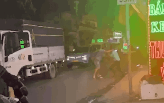 TP.HCM: Xôn xao clip tài xế xe công nghệ bị tấn công tới tấp bằng mỏ ...