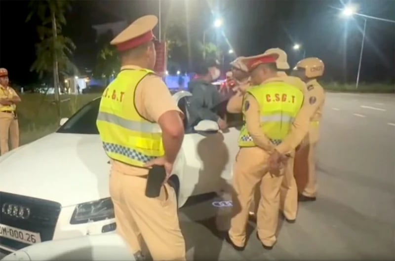 Khen thưởng lực lượng truy bắt Rapper "Bình Gold" phê ma túy lái xe ...