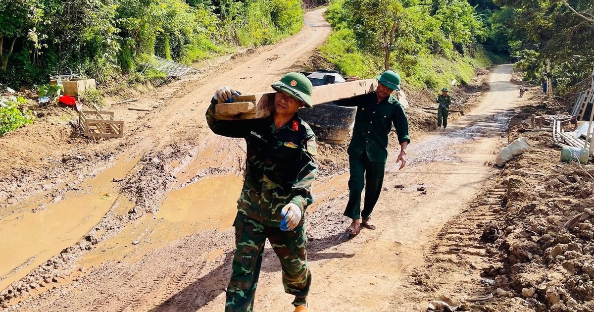 Mướt mồ hôi giúp người dân dọn bùn đất sau lũ