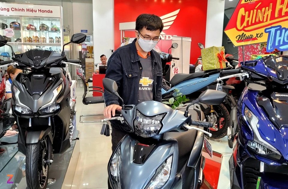Người dân TP.HCM có nên mua xe máy xăng lúc này?