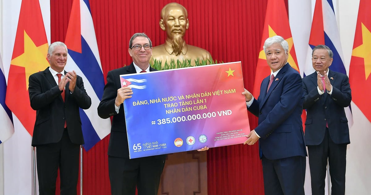 Việt Nam trao tặng lần một cho nhân dân Cuba số tiền 385 tỷ đồng