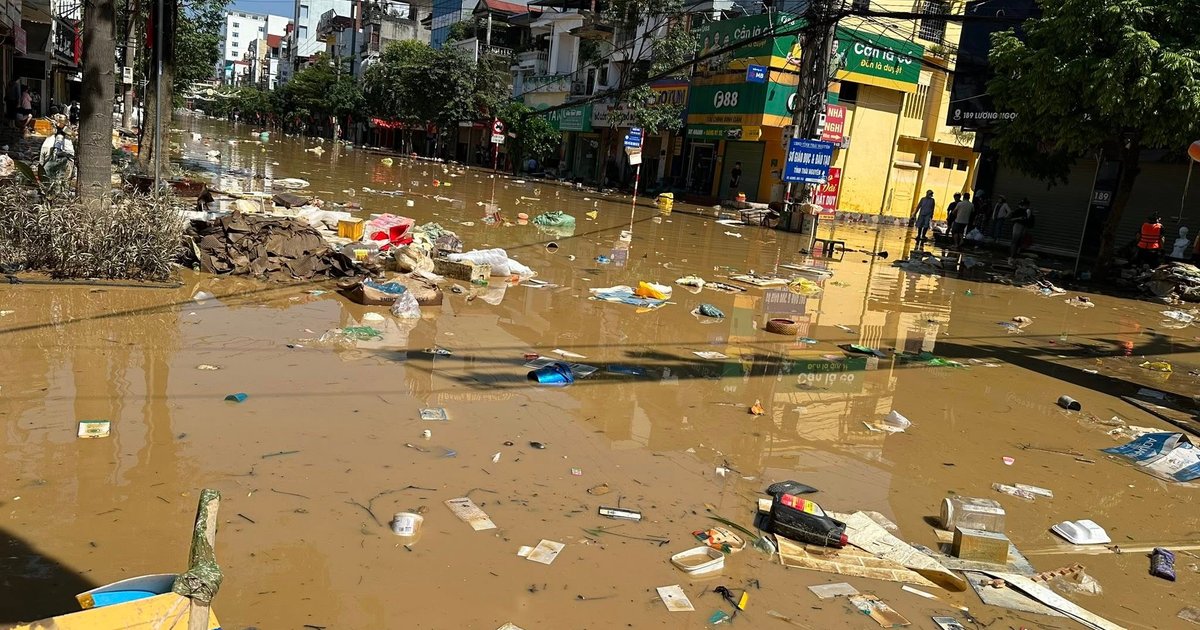 Đường phố Thái Nguyên ngập bùn đất sau lũ lịch sử, người dân tất bật ...