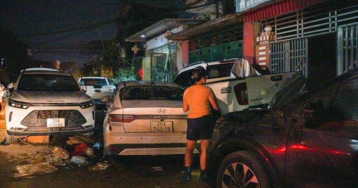 Ô tô ngập khắp phố, cứu hộ Thái Nguyên trắng đêm "vớt" xe sau lũ