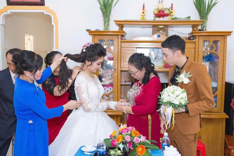 Mẹ kế mót lúa nuôi 2 con chồng khôn lớn, tuổi già được con kính trọng ...