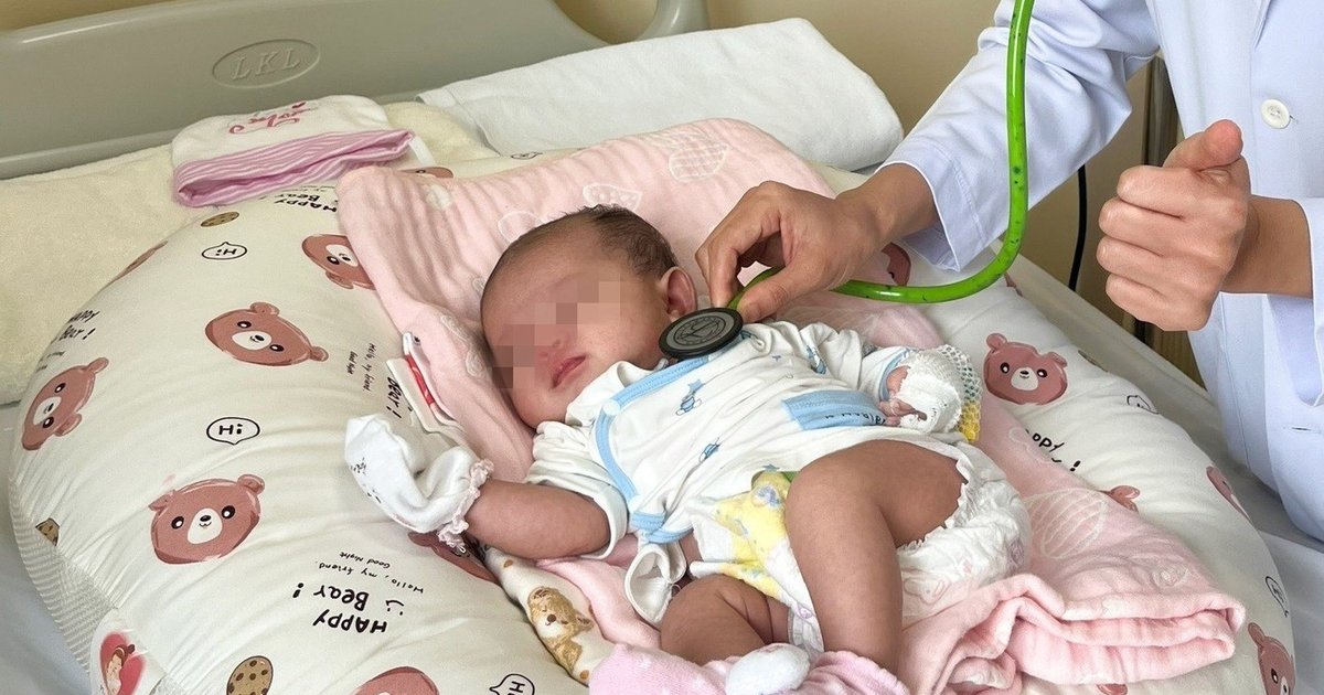 Bé gái sơ sinh có trái tim nằm bên phải lồng ngực