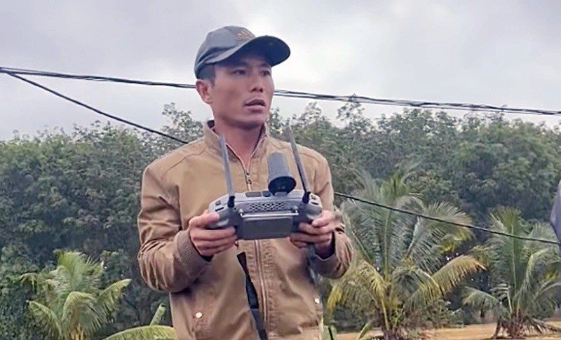 Chân dung người đàn ông dùng drone tải trọng 100kg cẩu người giữa dòng ...