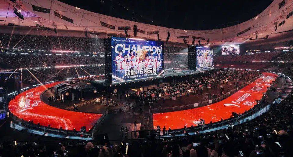 62.000 khán giả lấp kín sân vận động để xem một trận eSports