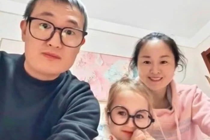Độc lạ: Vợ chồng Trung Quốc bối rối vì sinh con gái "tóc vàng, mắt xanh ...
