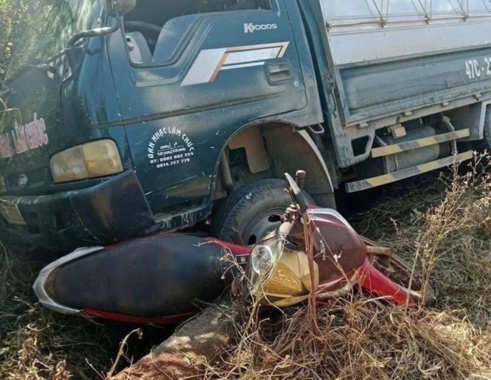 Hiện trường tang thương vụ xe tải "tự trôi" trên đường liên xã khiến ...