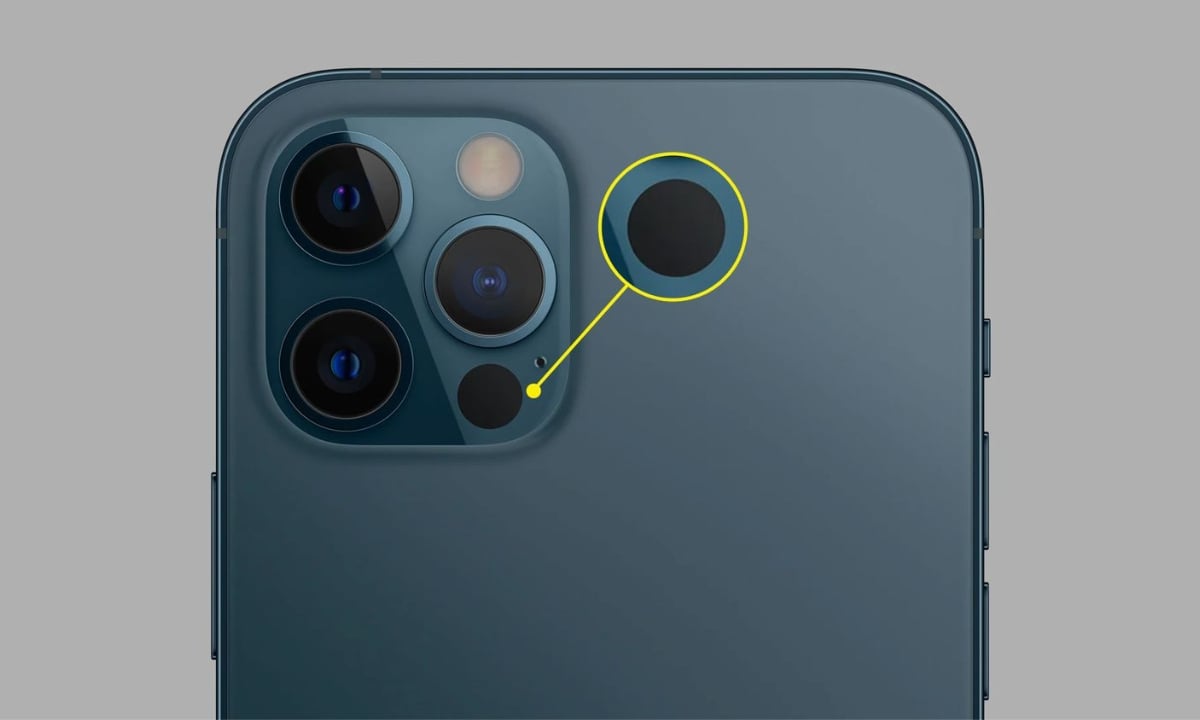 Rất nhiều người sẽ không biết "lỗ tròn màu đen" nằm dưới camera iPhone ...