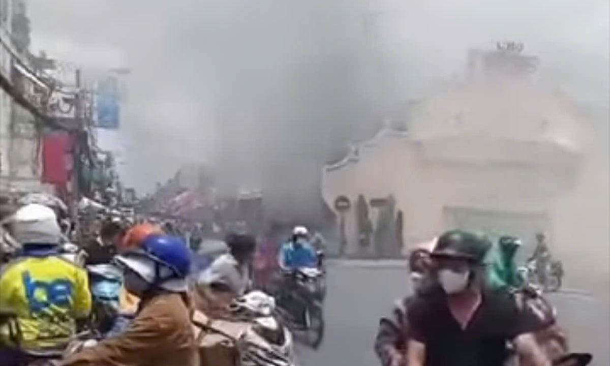 Cháy ở chợ Thủ Đức, tiểu thương nháo nhào di dời tài sản