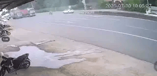 Băng qua đường, thanh niên bị container đâm văng lên dải phân cách ...