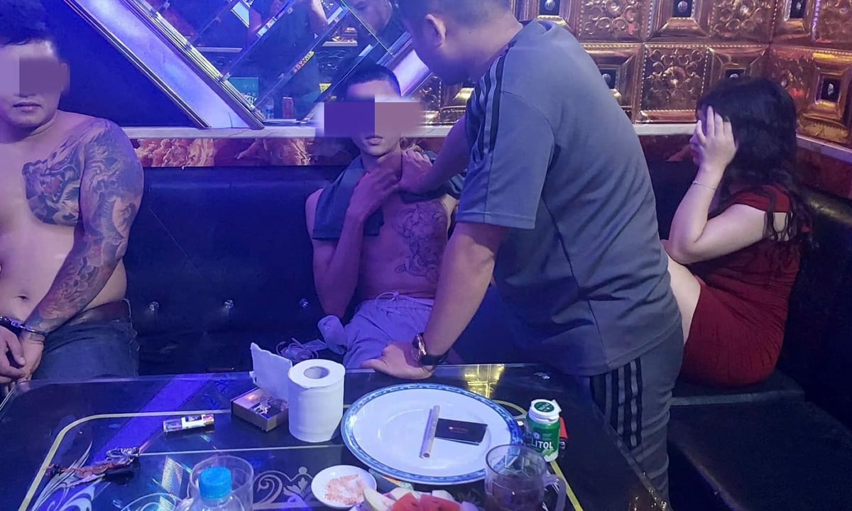 Bí mật sau cánh cửa phòng hát VIP 5 ở karaoke P.S