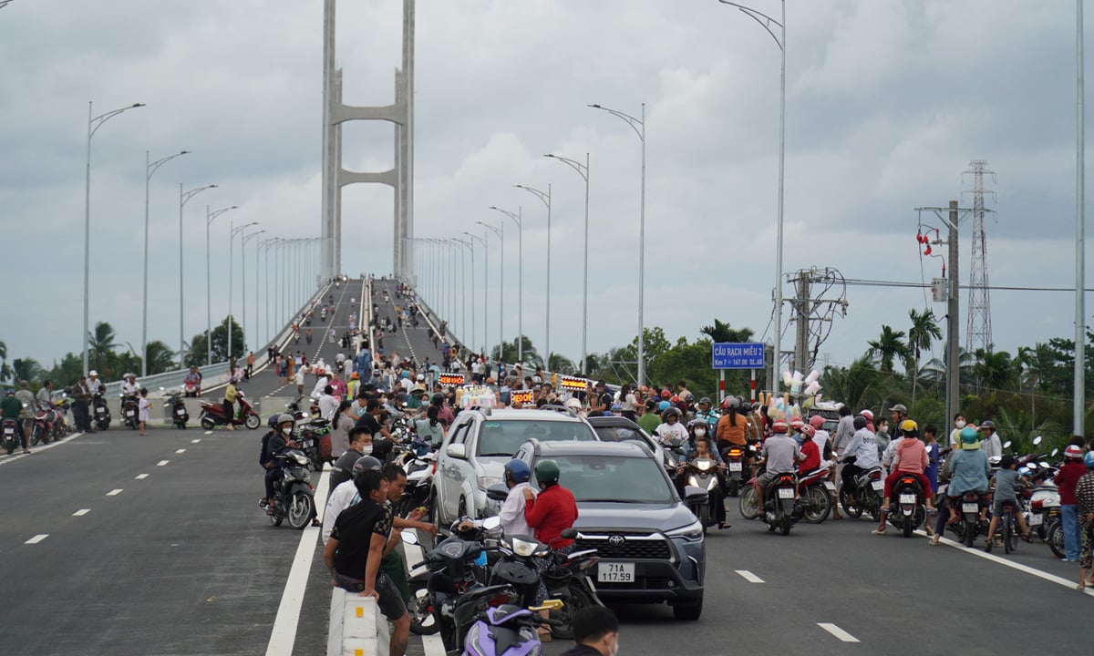 Hàng ngàn người leo rào đi bộ, chụp ảnh trên cầu Rạch Miễu 2